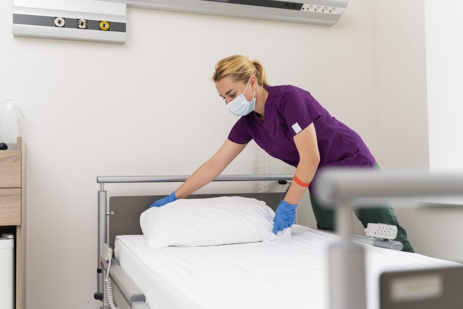 7 Benefits of Hospital Beds for Patient Comfort and Recovery - Dynquest ...